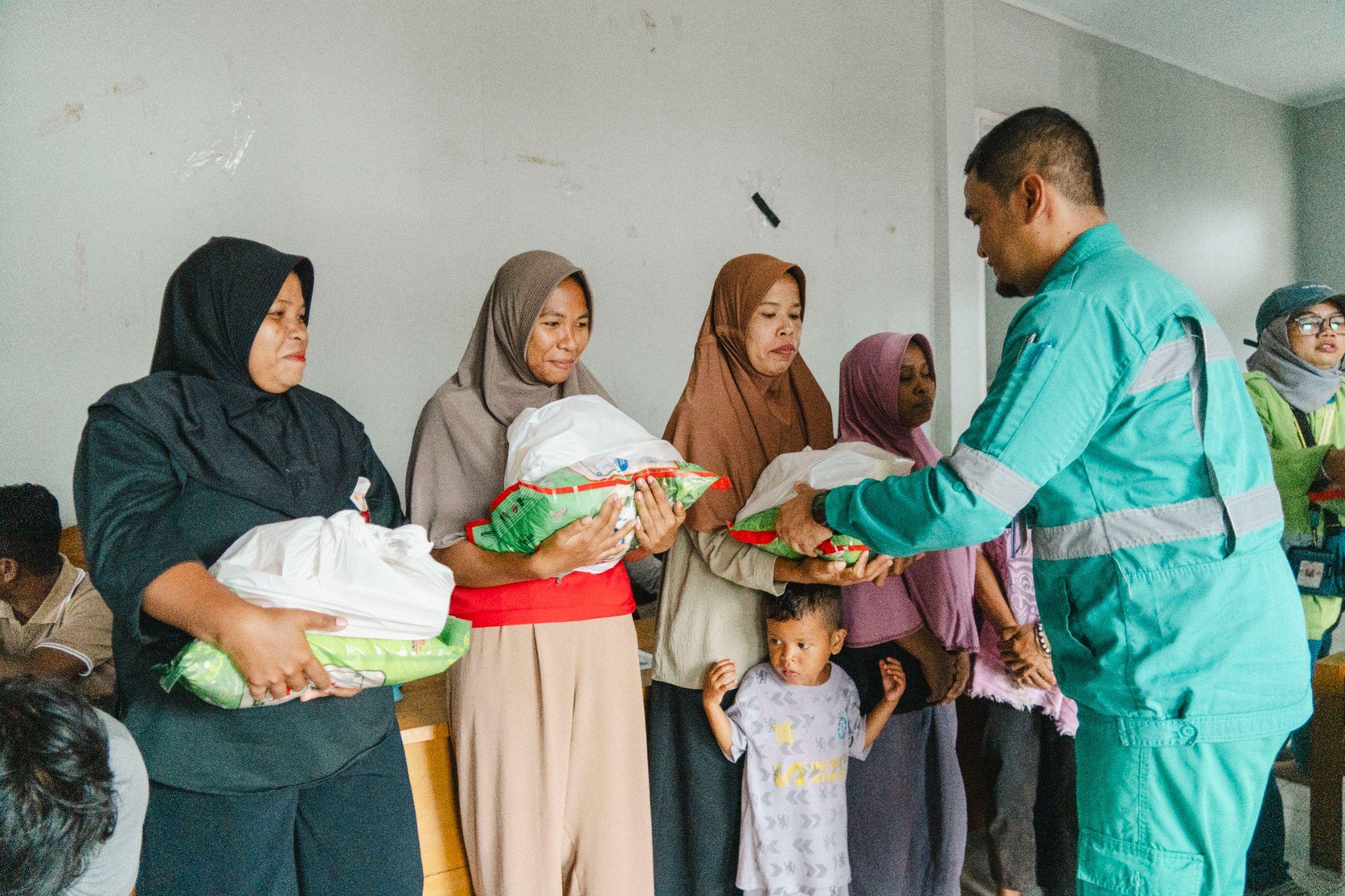 Harita Nickel Salurkan 255 Paket Sembako untuk Warga Terdampak Banjir ...